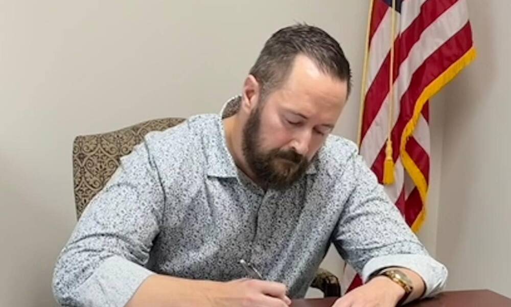 Commissioner Elsberry signs Resolution for Life - AllOnGeorgia